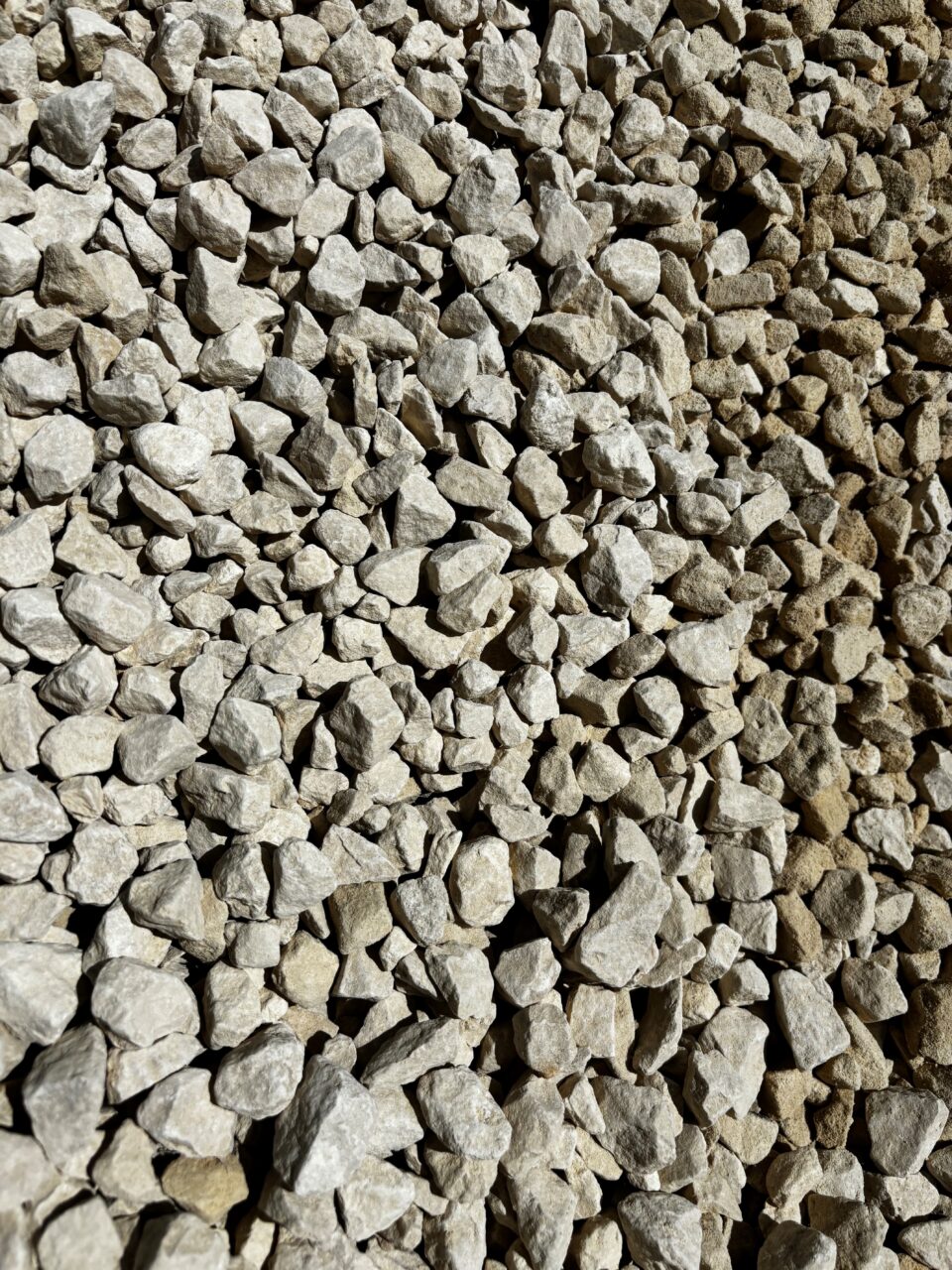 Cotswold Stone Chips 20mm - 25kg - Red Horse Vale - Fuels & Country ...
